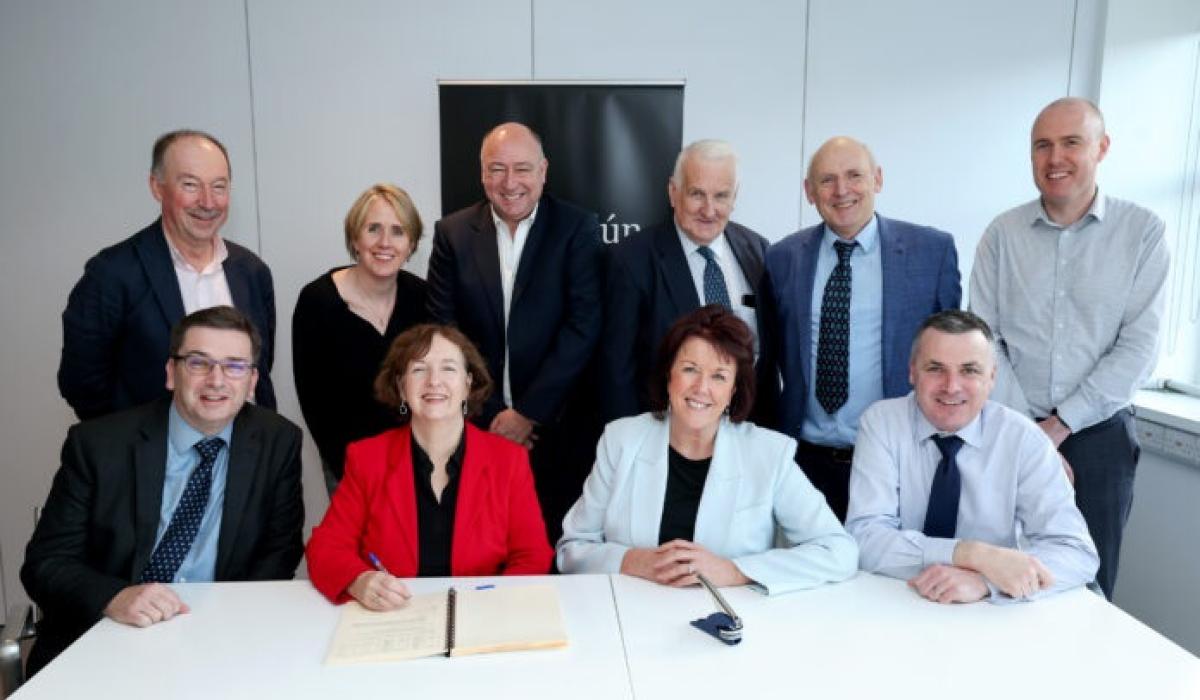 Clare FM agrees ten-year contract with Coimisiún na Meán - Ireland Live