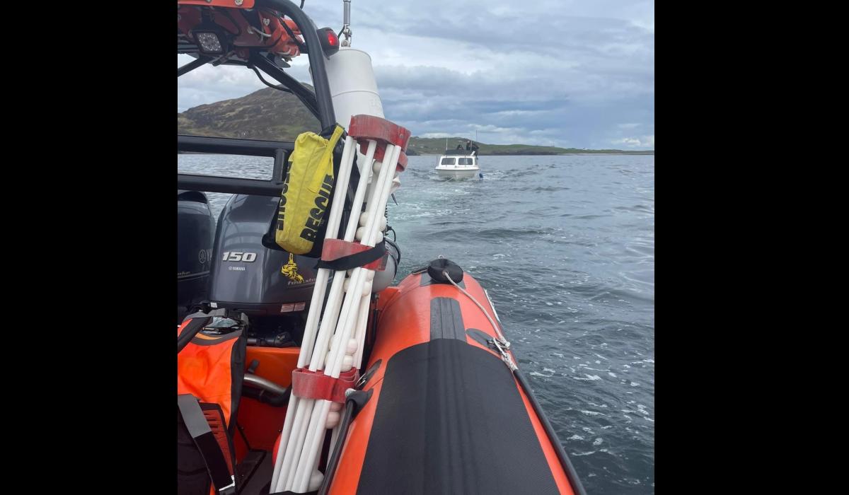 Killybegs Coastguard tow boat with engine failure to Teelin Pier ...