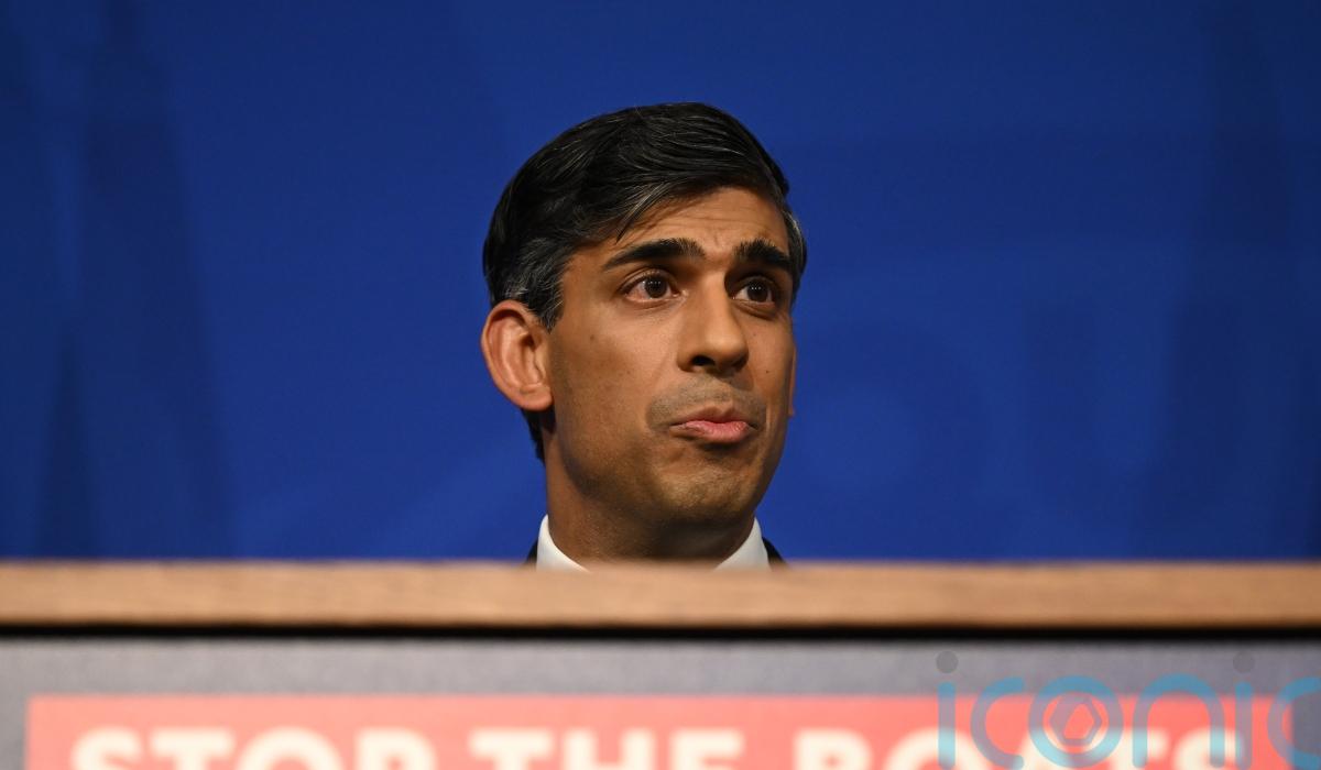 Hunt backs Sunak to solve ‘fearsomely complex’ challenges on Rwanda ...