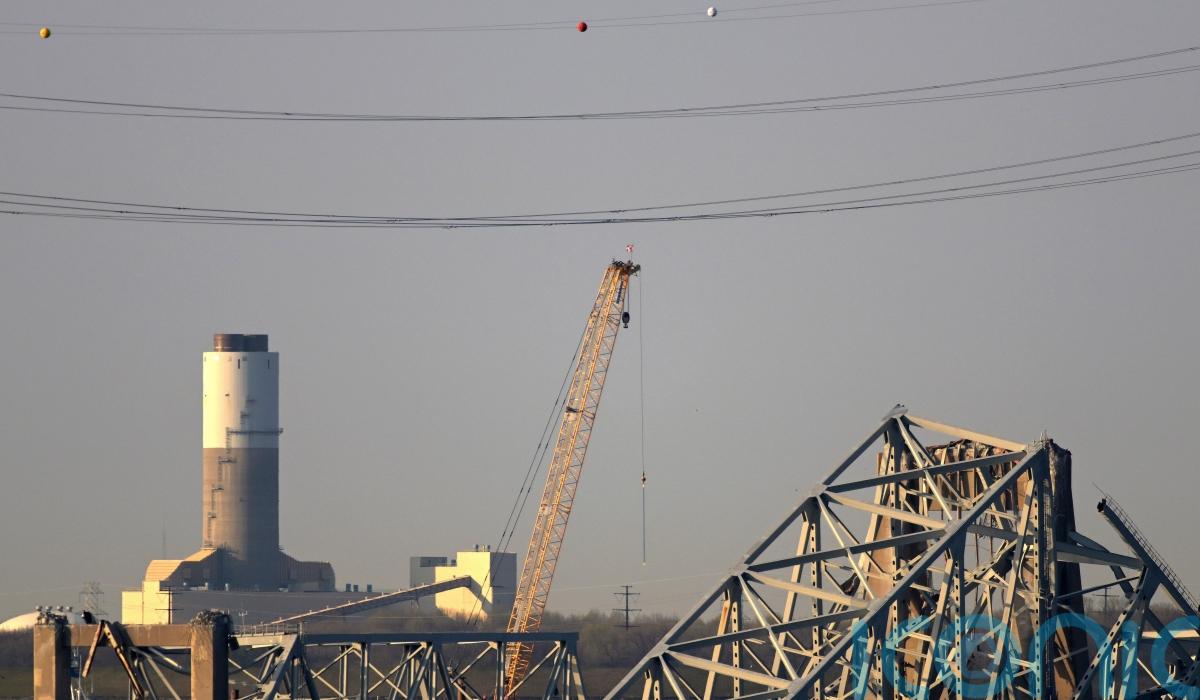 Cranes arrive to start removing wreckage from deadly Baltimore bridge ...