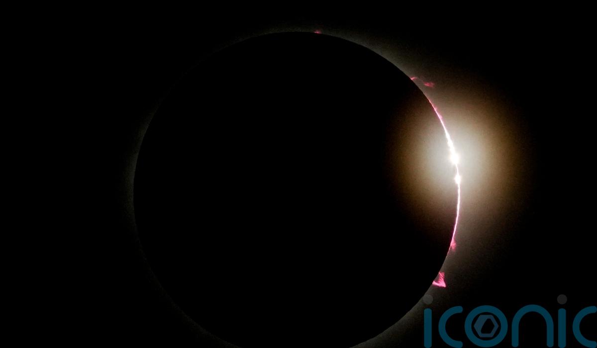Total solar eclipse races across North America - Ireland Live