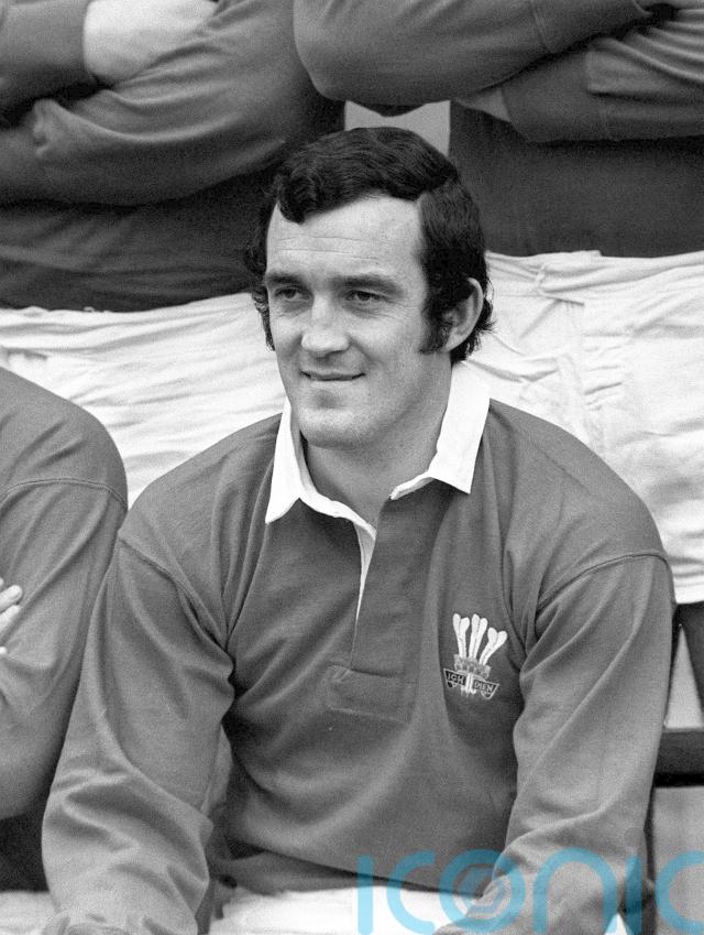 Thousands pay respects to ‘great’ Phil Bennett at former Wales star’s ...