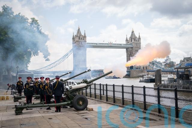 Gun salutes ring out across UK and beyond to mark Queen’s death ...