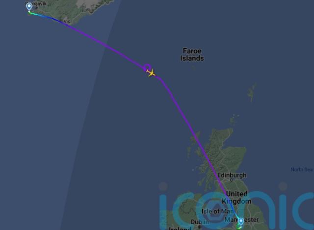 Pilot makes 360-degree turn at 37,000ft to let passengers view northern ...