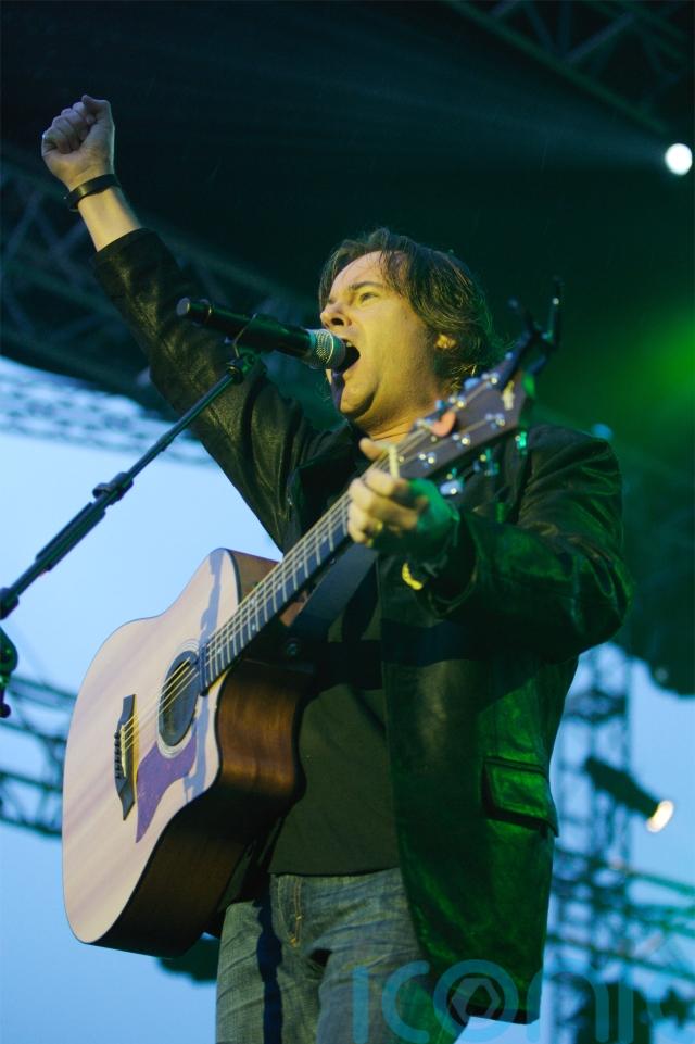 Tributes paid to Runrig frontman Bruce Guthro - Ireland Live