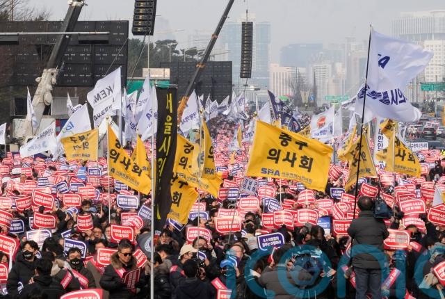 Korean doctors face suspensions as Seoul moves to prosecute strike leaders - Ireland Live