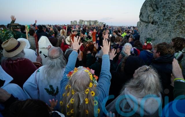 Thousands flock to Stonehenge to celebrate summer solstice - Ireland Live