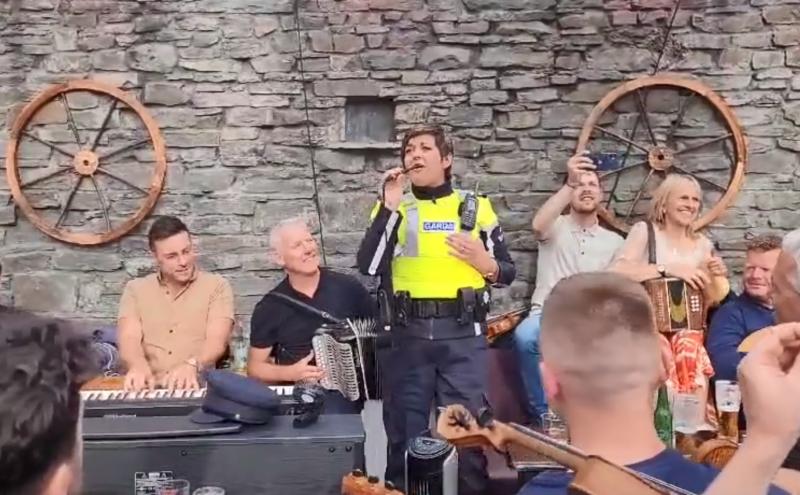 WATCH: Singing garda takes centre stage at world renowned trad festival ...