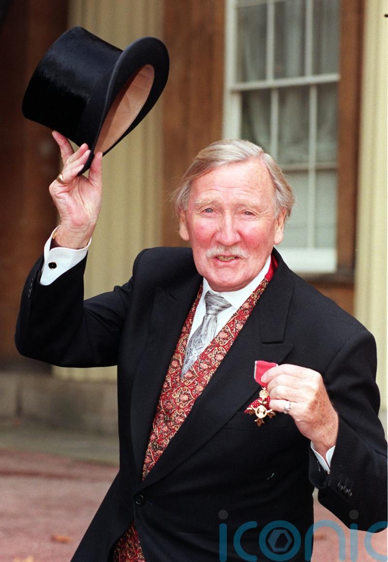 Carry On star Leslie Phillips dies aged 98 - Ireland Live
