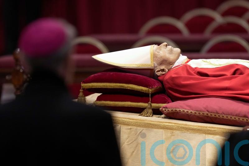 Tens of thousands view Pope Benedict lying in state at Vatican ...